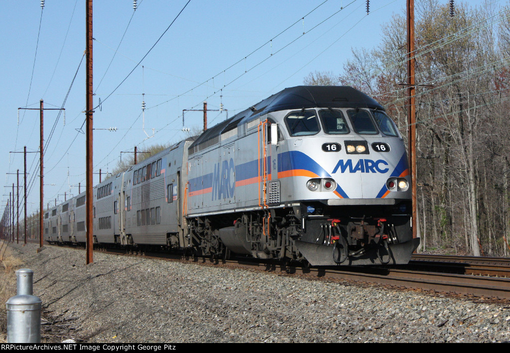 MARC train 610(14) arrives at Martins